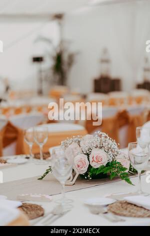 Elegant wedding table with pastel floral arrangement Stock Photo - Alamy