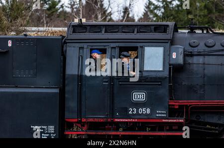 Der Sonderzug mit der Dampflokomotive DB Baureihe 23, kurz BR 23, fährt ...
