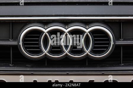 Logo, Emblem des deutschen Automobilhersteller PORSCHE auf einem PKW ...