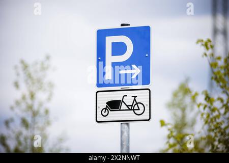 Symbolfoto. Ein Hinweisschild zu reservierten Parkplaetzen fuer ...