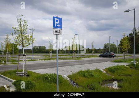 Symbolfoto. Ein Hinweisschild zu reservierten Parkplaetzen fuer ...