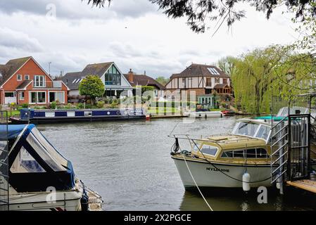 Riverside houses at Wraysbury as viewed from across the River Thames at ...