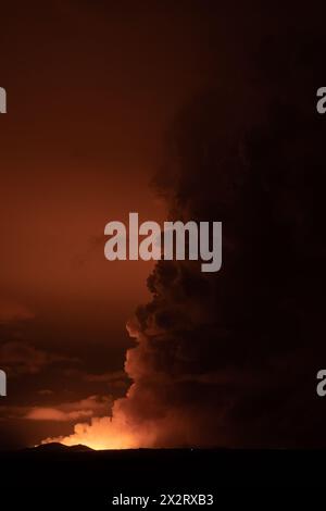 Huge gas cloud rising from a large volcanic eruption near Grindavík and ...