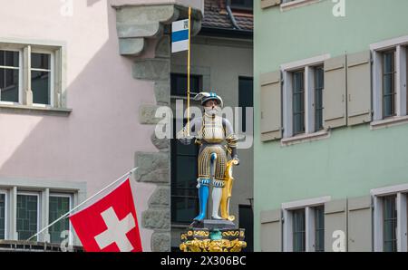Die Statue auf dem Kolinbrunnen in der Stadt Zug gibt Spielraum für ...