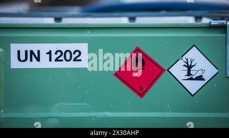 Zürich, Schweiz - 23. Januar 2022: Gefahrensymbole an einem ...