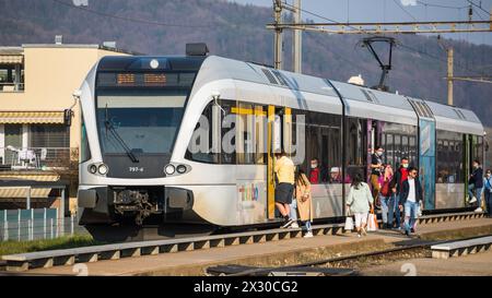 Embrach, Schweiz - 26. März 2022: Ein Thurbo Zug der Linie S41 hält am ...