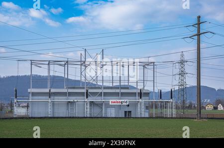 Das Unterwerk Kaiseraugst von Swissgrid direkt an der Autobahn A3 ...
