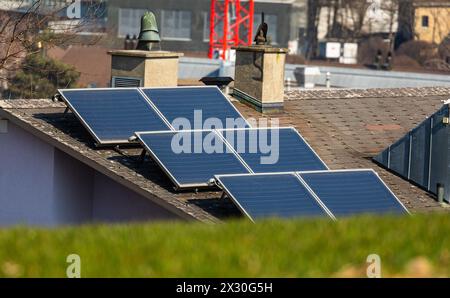 Solarzellen auf einem Dach eines Einfamilienhauses. (Kloten, Schweiz ...