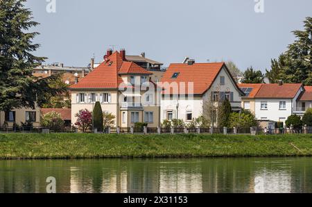 Ein-, oder Mehrfamilienhäuser, im französischen Huningue direkt am ...