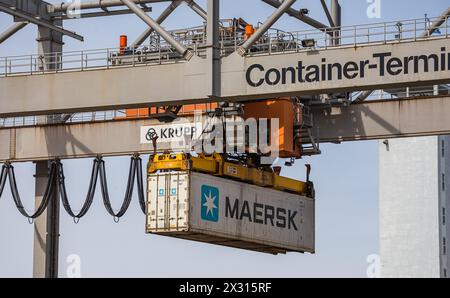 Beim Swissterminal in den Schweizer Rheinhäfen wird ein ...
