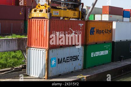 Verschiedene Schiffscontainer stehen beim Container Terminal in Basel ...