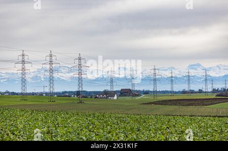 Hochspannungsstrommasten transportieren Strom. Sie gehören zur ...