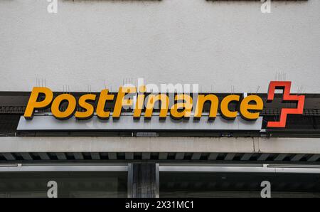 Emblem der PostFinance, der Bank der Schweizer Post, unmittelbar beim ...