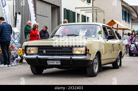 Ein Opel Rekord 6 mit Baujahr 1967 fährt während dem Oldtimercorso an ...