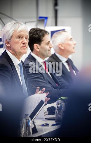 VELDHOVEN - Peter Wennink CEO of ASML signs an MOU with Korean ...