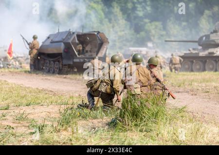 detachment of the three Soviet soldiers firing mortar Stock Photo - Alamy