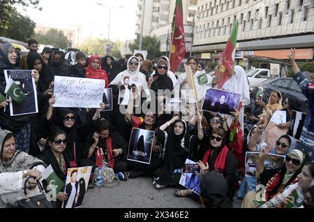 Members of Tehreek-e-Insaf (PTI Women Wing) are holding protest ...