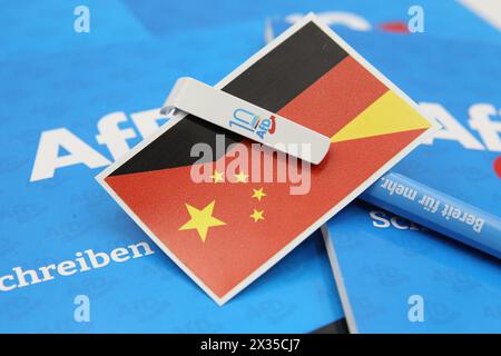 Ein Aufkleber der Partei Alternative für Deutschland wurde mit Herzen ...