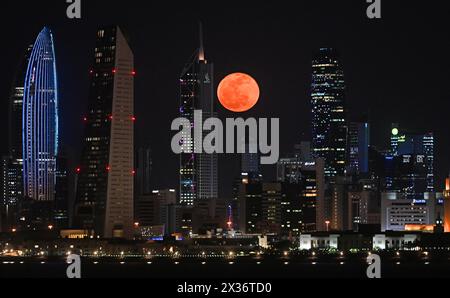 Kuwait City, Kuwait. 24th Apr, 2024. The moon rises behind the skyline ...