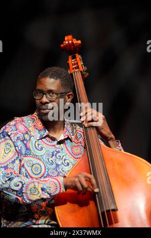 Der kubanische Jazz-Bassist Reinier Elizarde aka El Negron in der ...