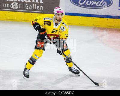EHC Kloten Stürmer #24 Simon Meier spielt, während dem Spiel gegen den ...
