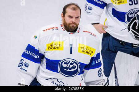 HC Ambri-Piotta Torhüter #1 Benjamin Conz ist, während dem Spiel gegen ...