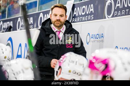 HC Ajoie Headcoach Julien Vauclair, während dem Spiel gegen den EHC ...
