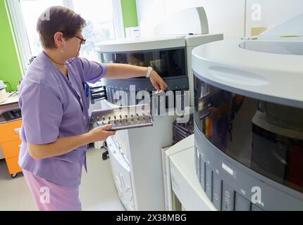 BenchMark IHC/ISH staining platforms automate the entire ...