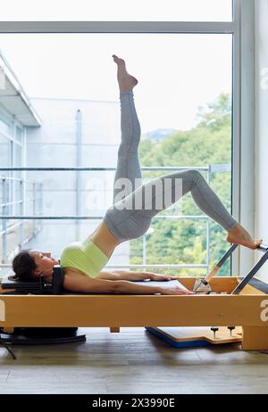 Pilates reformer, Woman doing sit-ups in gym, Fitness, Gym, Donostia ...