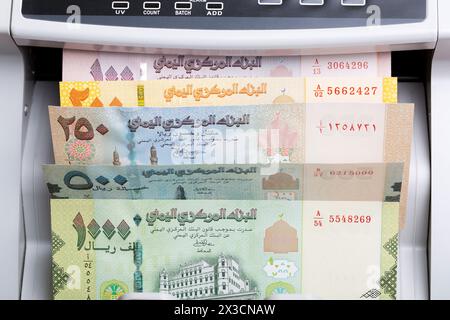 Yemeni money - rial in a counting machine Stock Photo - Alamy