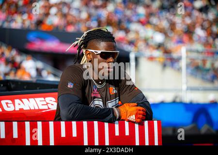 Cleveland Browns tight end David Njoku (85) takes a pass from ...