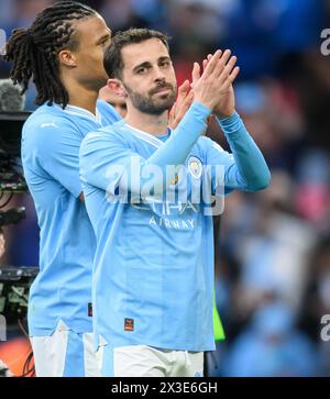 Bernardo Silva #20 of Manchester City runs with the ball Stock Photo ...