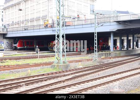 Arbeitszug am Hamburger Hauptbahnhof entgleist. Sanitäter retten einen der Verletzten mit einem ...