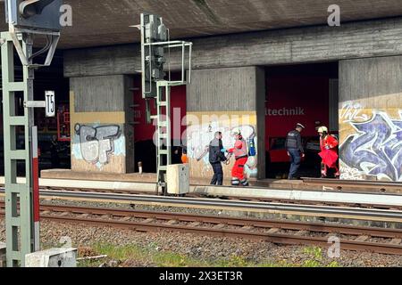 Arbeitszug am Hamburger Hauptbahnhof entgleist. Sanitäter retten einen der Verletzten mit einem ...