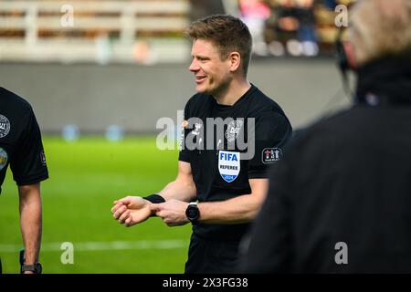 Hvidovre, Denmark. 21st, April 2024. The players of Vejle BK unite in a ...