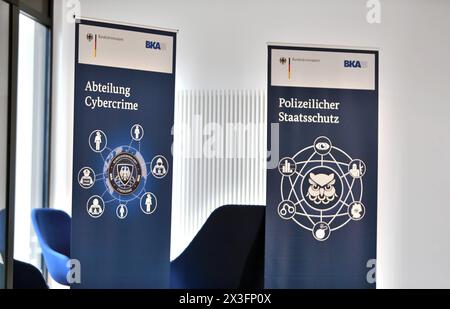 Zwei Roll-up-Banner im Bundeskriminalamt BKA in Wiesbaden mit ...