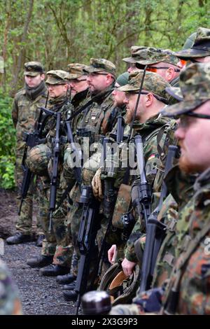 Angetretene Soldaten auf dem Übungsplatz mit voller Ausrüstung. Im ...