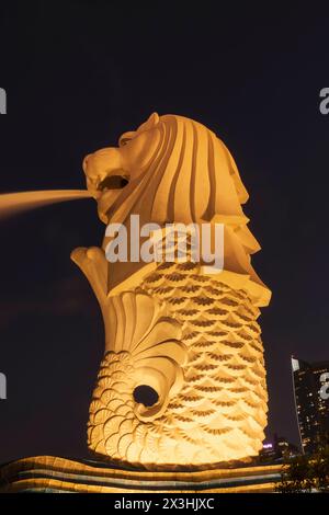 The merlion statue illuminated at night in Singapore Stock Photo - Alamy