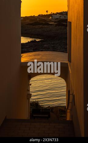 Espectacular puesta de sol desde la cala de Biniancolla, en la isla de ...