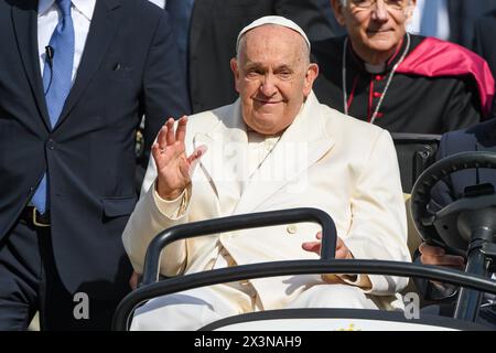 Venice - Pope Francis greets thousands of faithful as he arrives in St ...