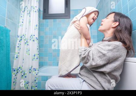 mother showering her son in the bathtub Stock Photo - Alamy