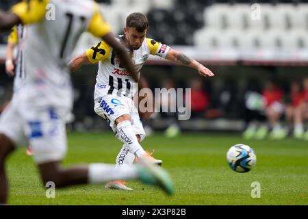 LINZ, AUSTRIA - APRIL 28: Sascha Horvath of LASK and Marco Gruell of ...