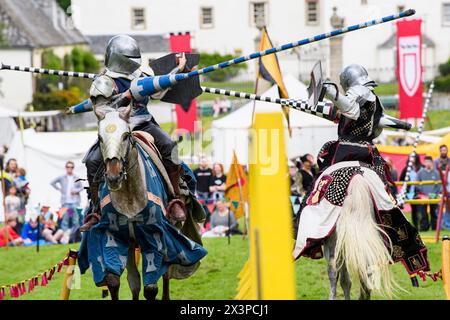 JOUSTING JESTERS AND DUELLING AT TRAQUAIR! TRAQUAIR MEDIEVAL FAYRE ...