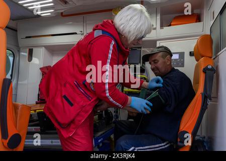 the paramedic gives an intravenous injection to the patient Stock Photo ...