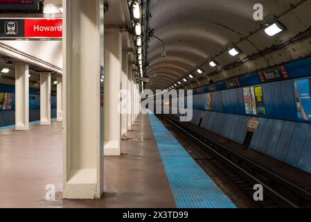 Train platform at Monroe Station in Chicago, Illinois, USA Stock Photo ...