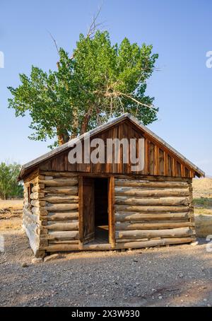 A log cabin on the Ewing-Snell ranch in the Bighorn Canyon National ...