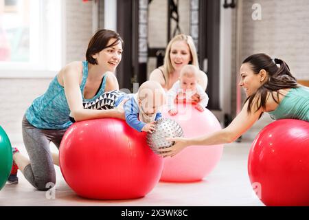 Baby movement class. Parents helping babies to improve motor skills ...