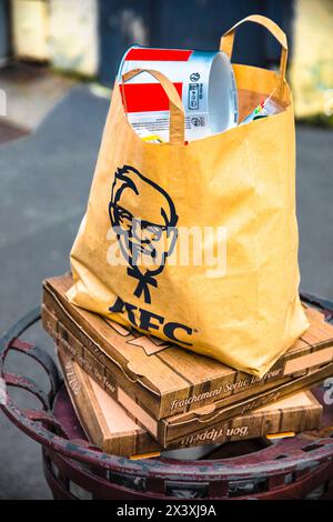 Food Waste. Throw Away Pizza In Dustbin Stock Photo - Alamy