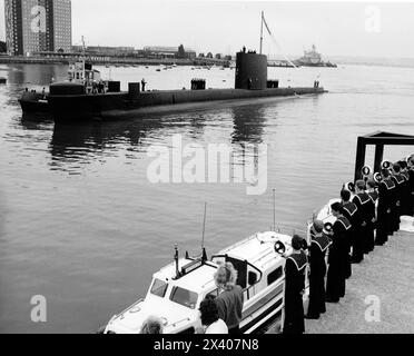 THE SUBMARINE HMS ORPHEUS ARRIVES AT HER BASE, HMS DOLPHIN, GOSPORT ...