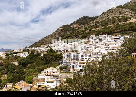 Traditions white Spanish style buildings in village on Costa del Sol ...